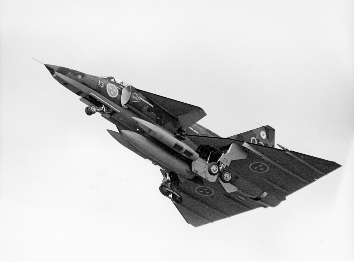 The only foreign jet ever to lock onto the Blackbird (came to its ...